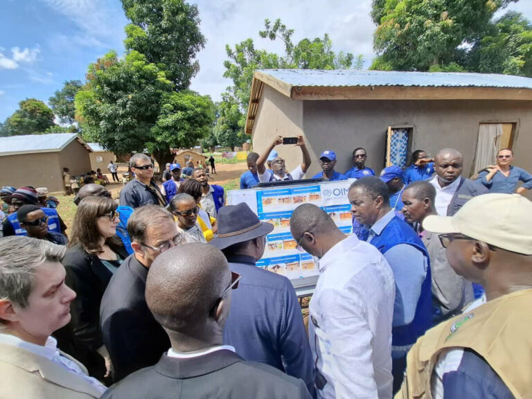 Members of the diplomatic corps visiting Kaga-Bandoro commend the work ...